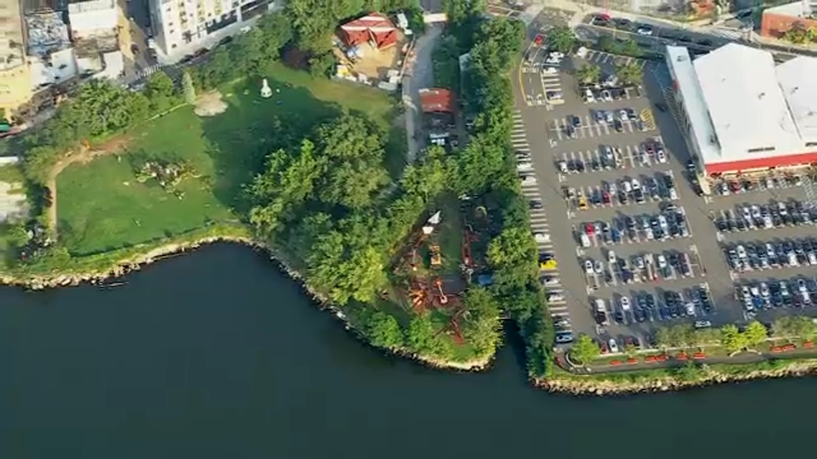 Man's body found floating on the Queens side of the East River - ABC7 ...