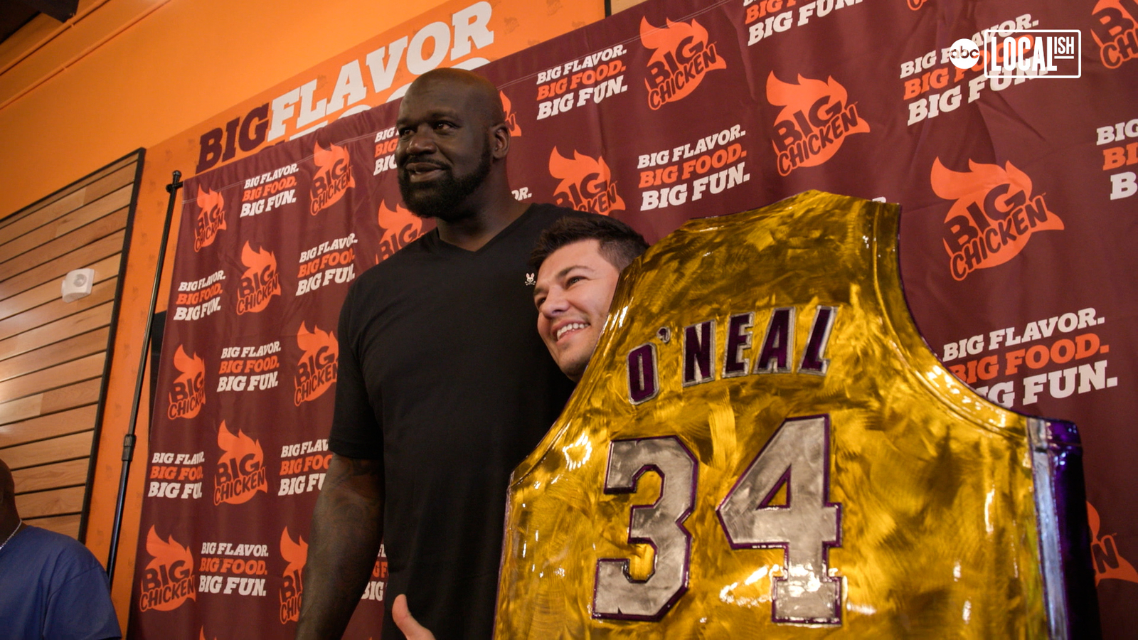 Shaq brings the excitement in surprise visit at Big Chicken - ABC7 Los ...
