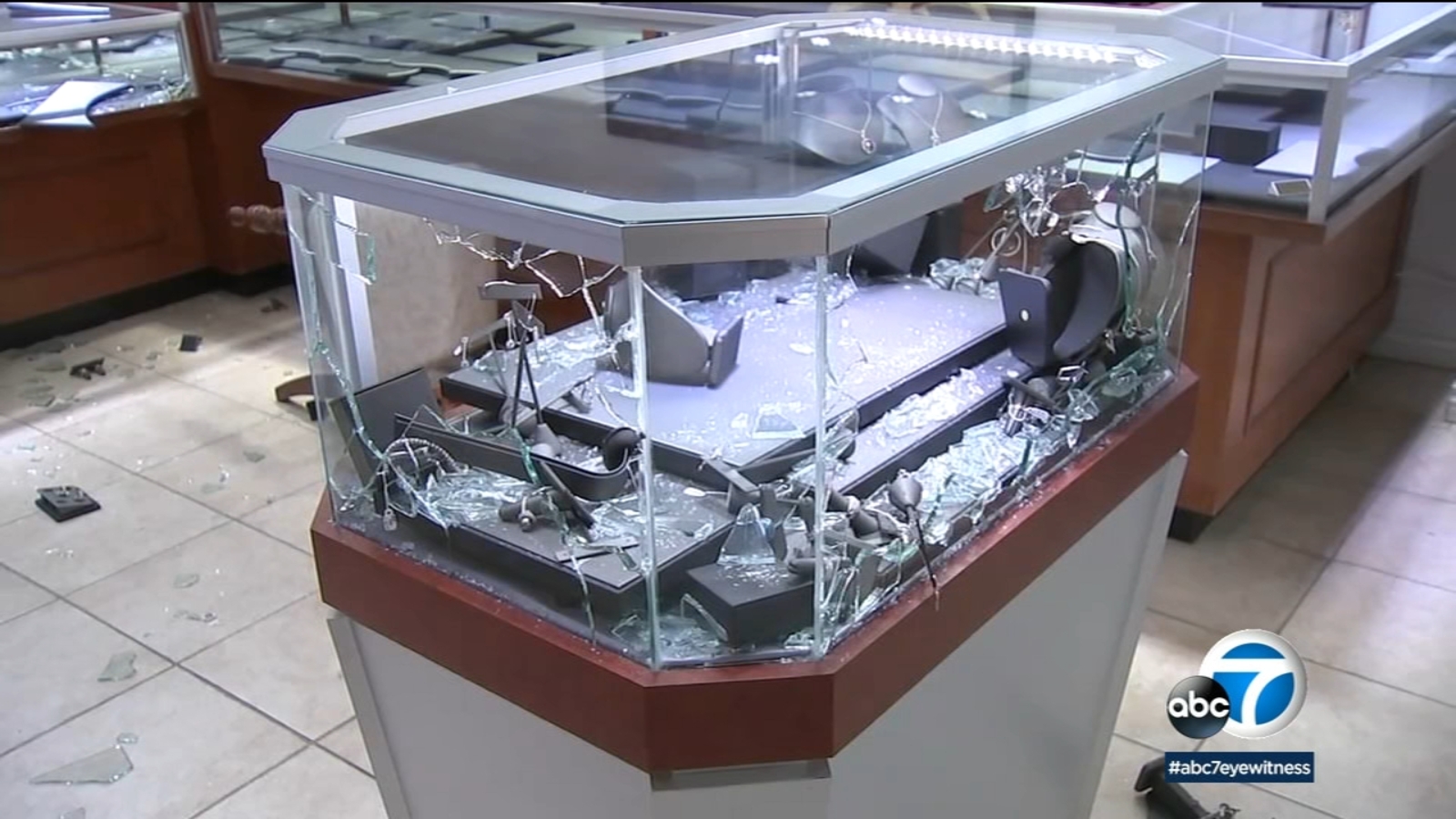 Pasadena Smash And Grab Robbers Steal Half Million In Jewelry After