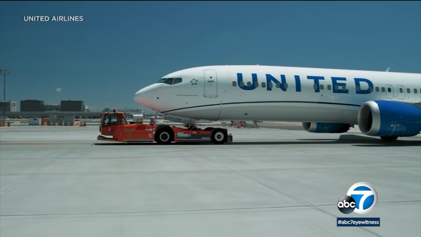 United Airlines at LAX adds zero-emission electric tugs to fleet - ABC7 ...