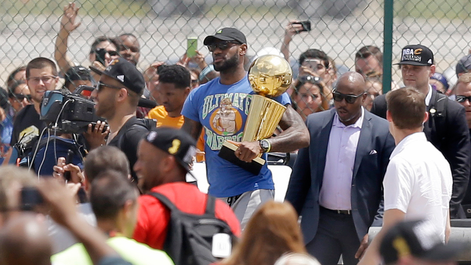 Lebron James brings NBA title home to Cleveland - ABC7 San Francisco