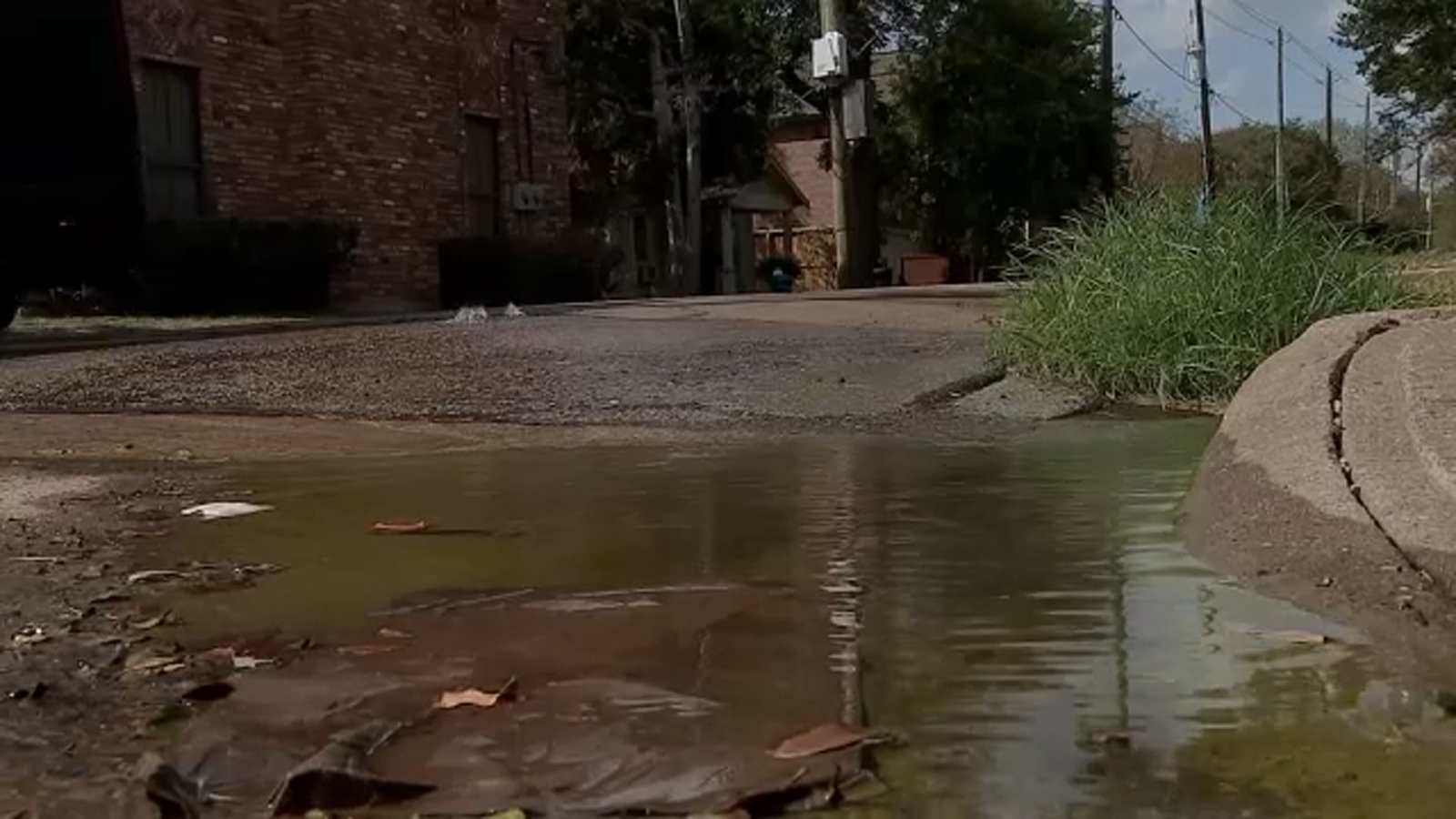 Houston water leaks: Residents near Memorial Park cope with flowing ...