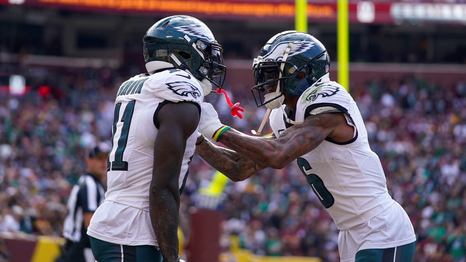 Hurts throws for 4 TDs on injured knee to help the Eagles beat the ...