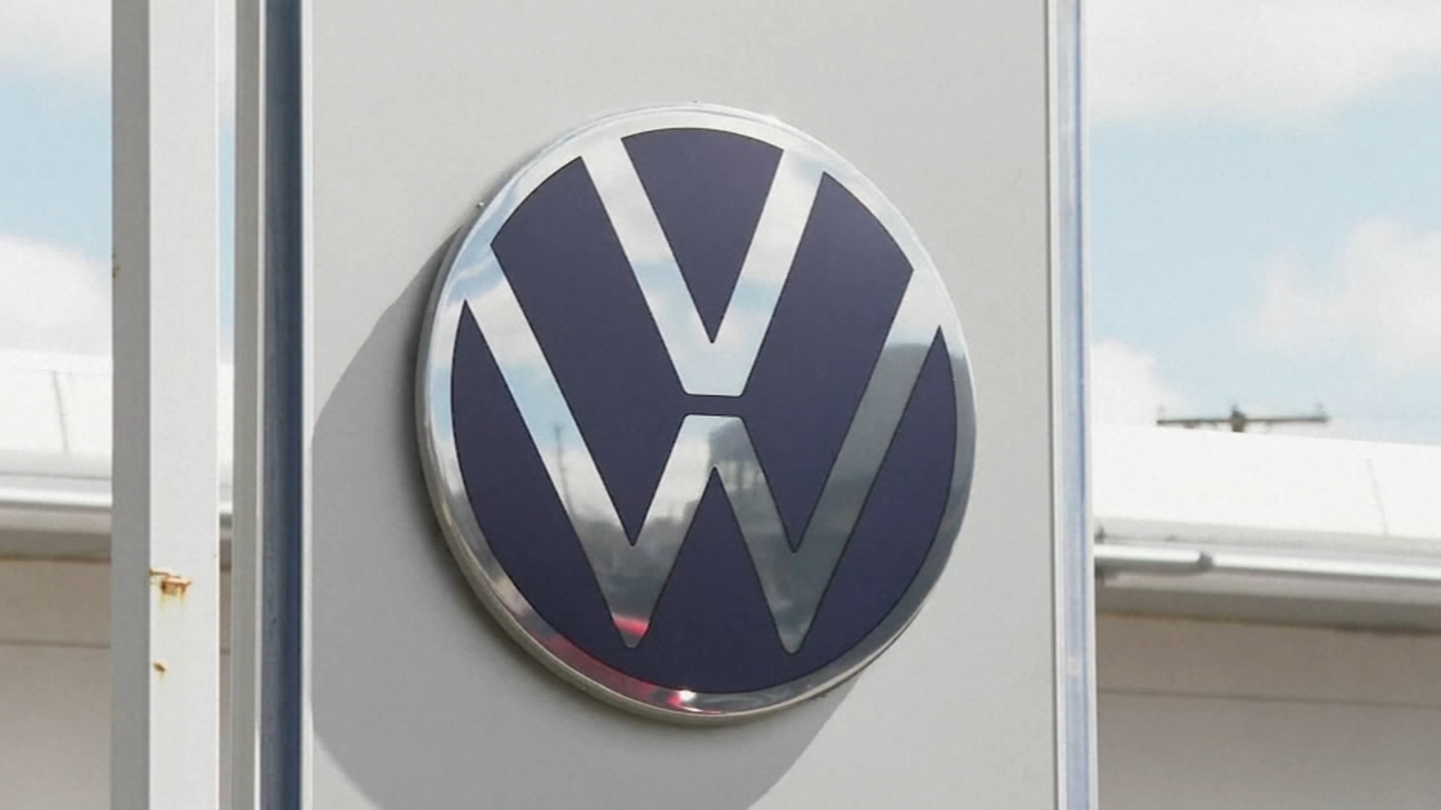 Volkswagen faces lawsuit from Libertyville parents over tracking of ...