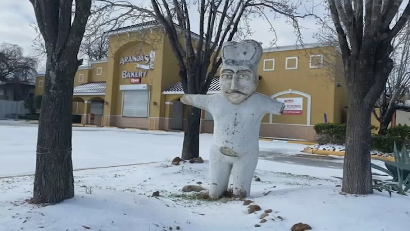 Arandas Bakery statue stolen: Airline Drive business' iconic ...