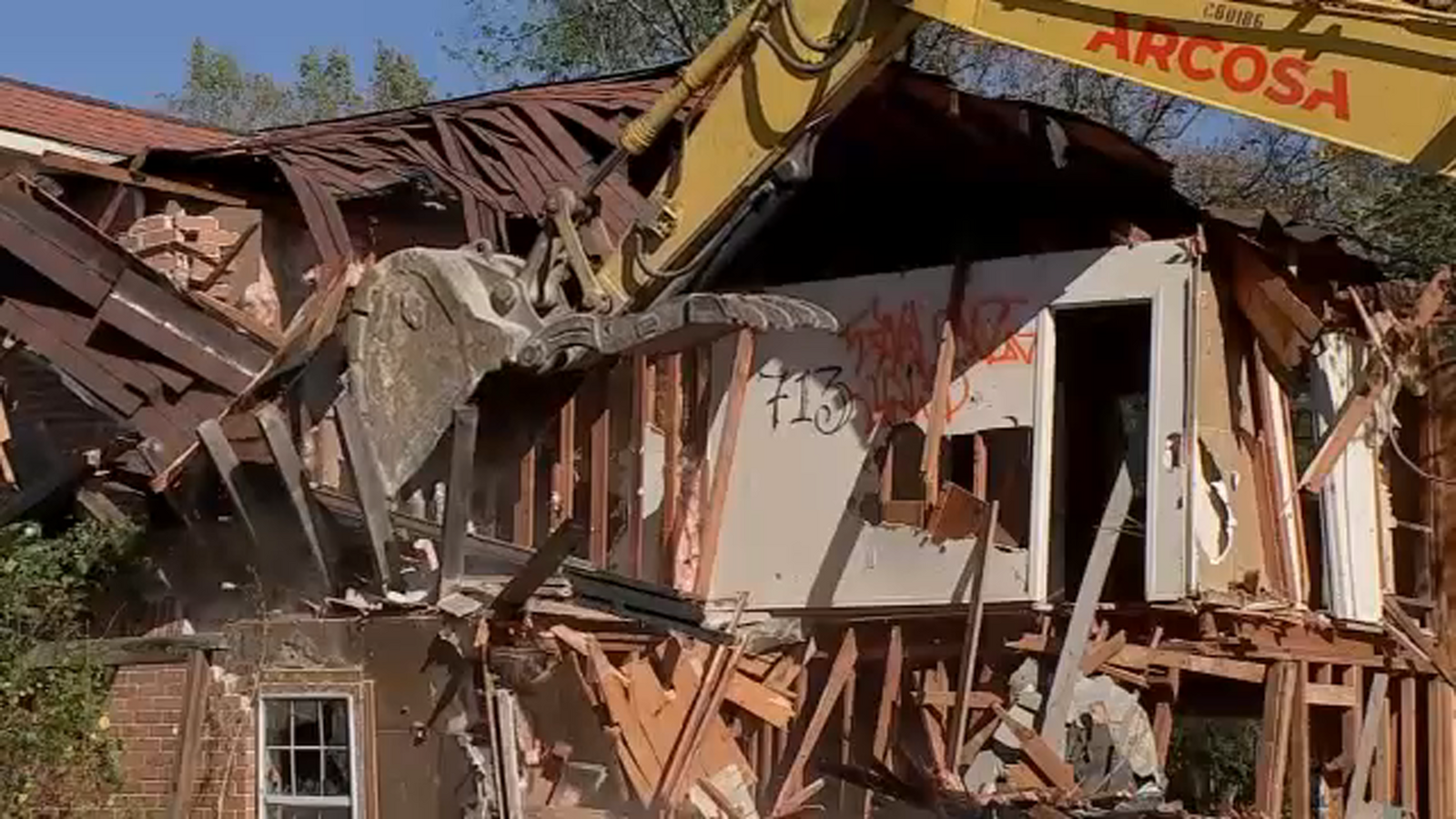 Abandoned Harris County building demolished after officials say it ...