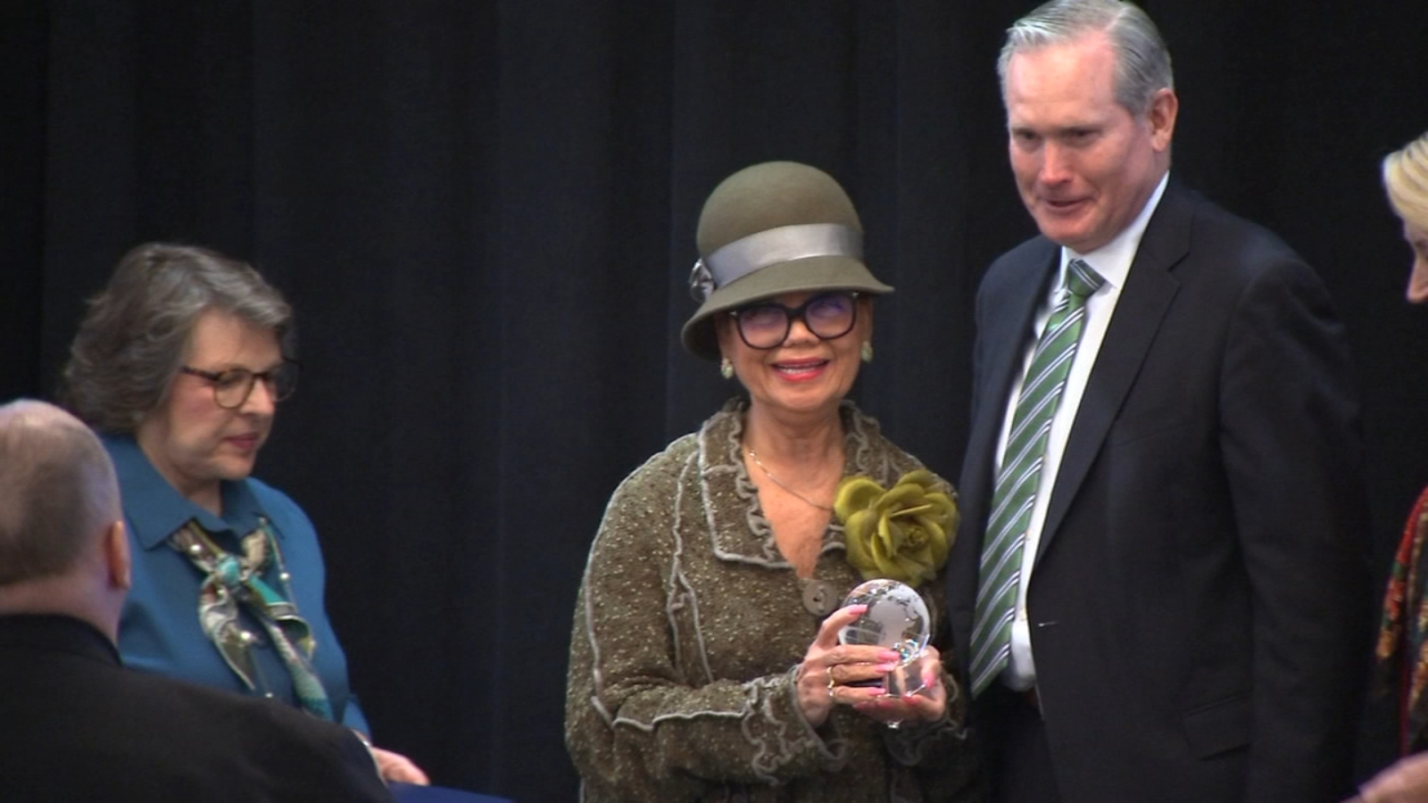 6abc's Alicia Vitarelli emcees 9th annual Globy Awards to honor ...