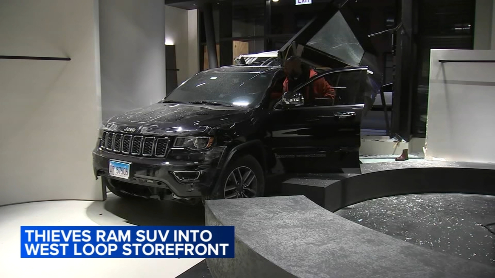 Smash and grab Chicago: Burglars use Jeep to break into West Loop ...