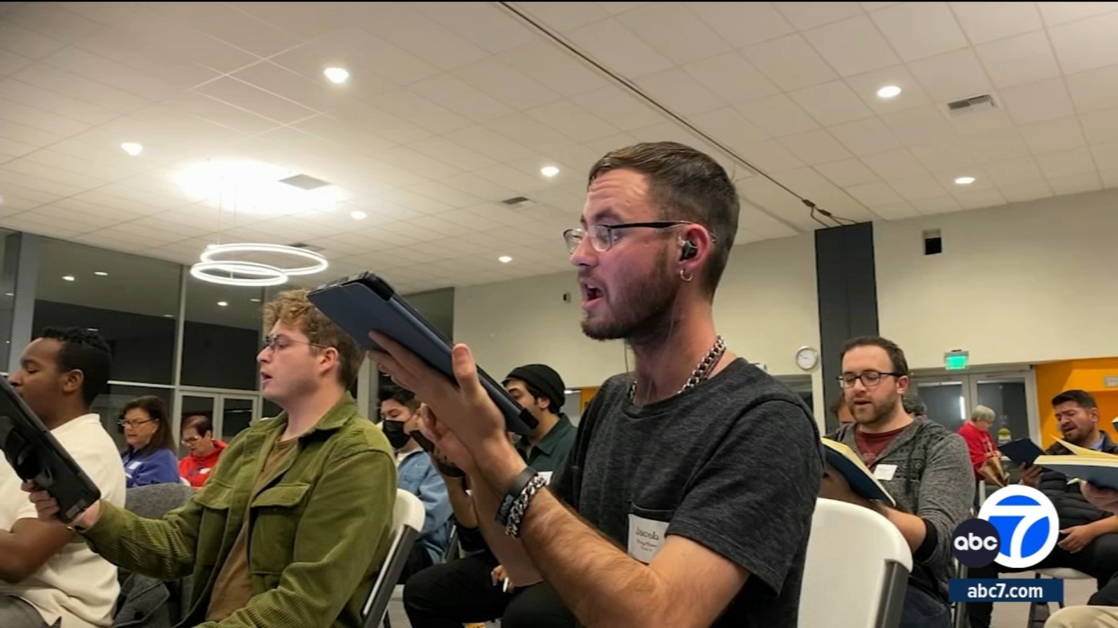 Long Beach man overcomes adversity by becoming first deaf singer of his ...