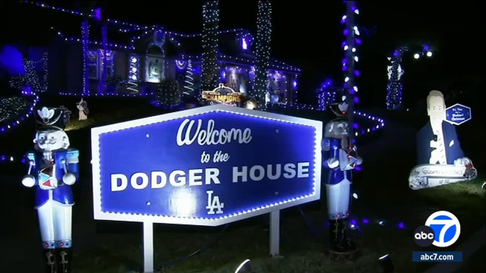 Dodger fan in Upland goes blue for Christmas, decorating home in ...