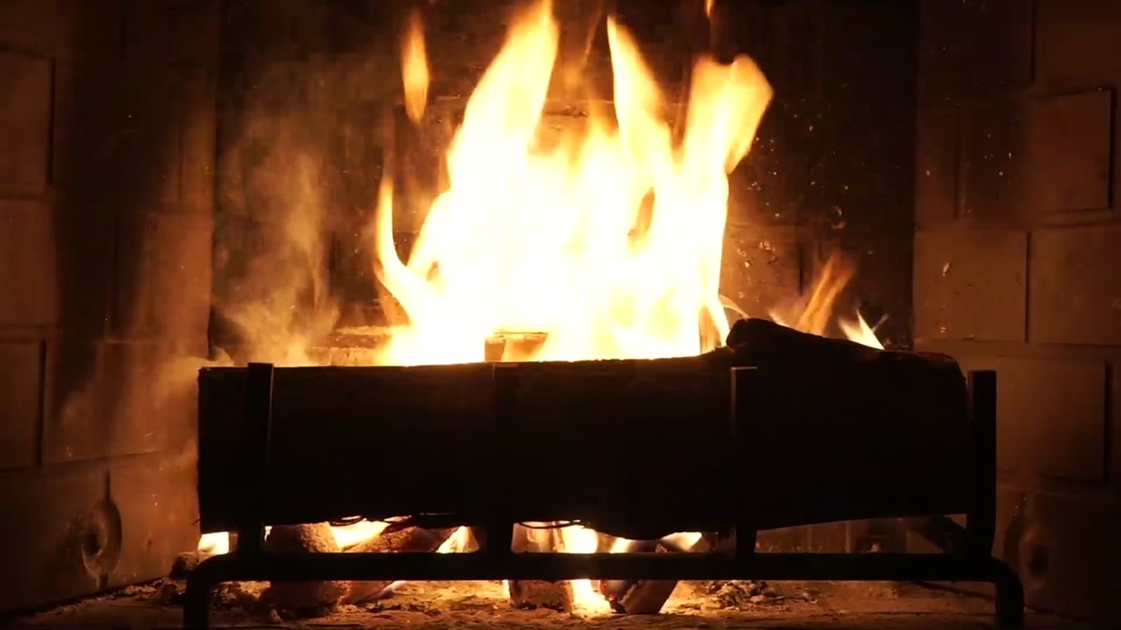Christmas yule log: Bring our fireplace into your home this holiday ...