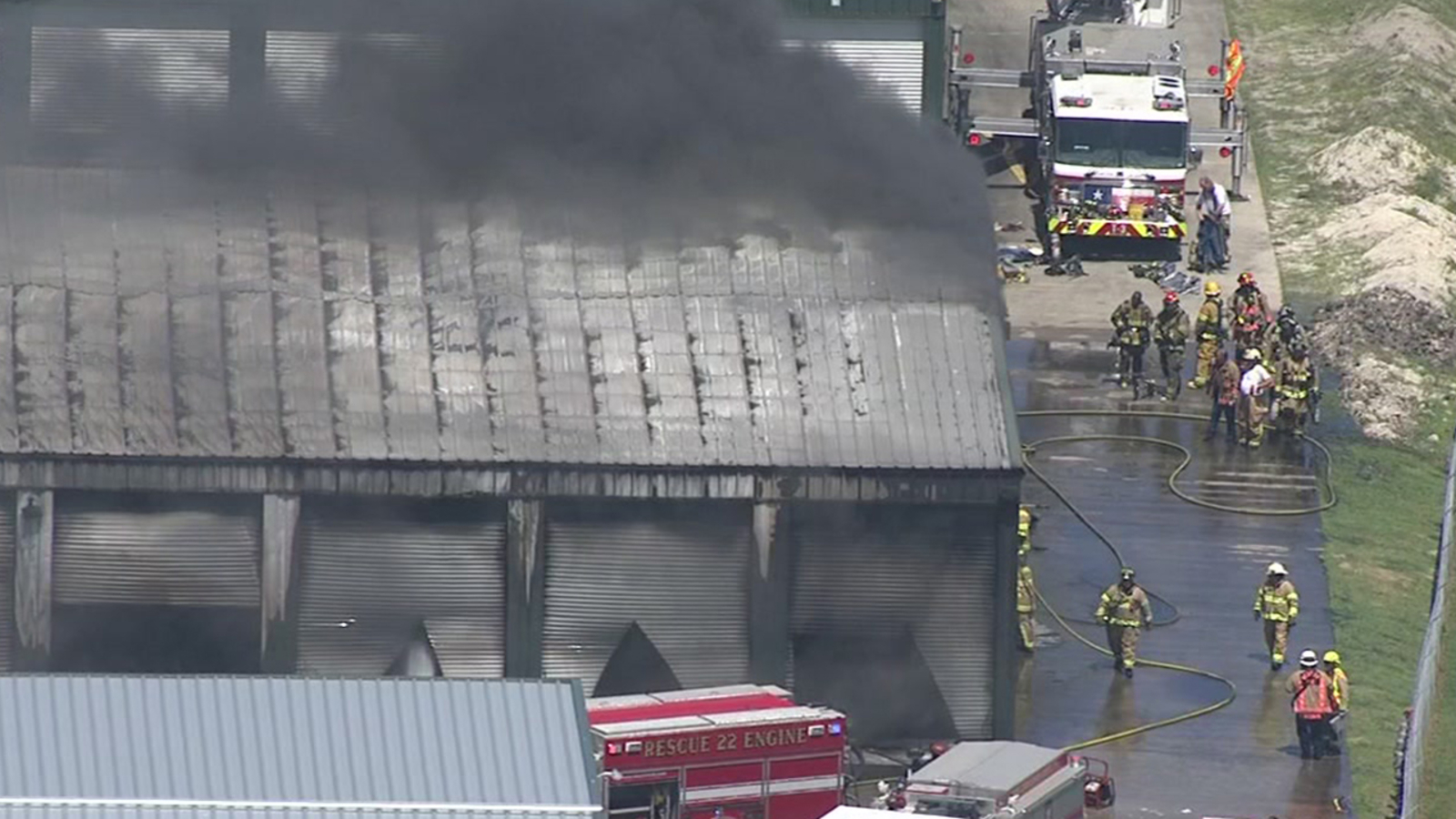 Firefighters battle big storage fire in Bacliff - ABC13 Houston