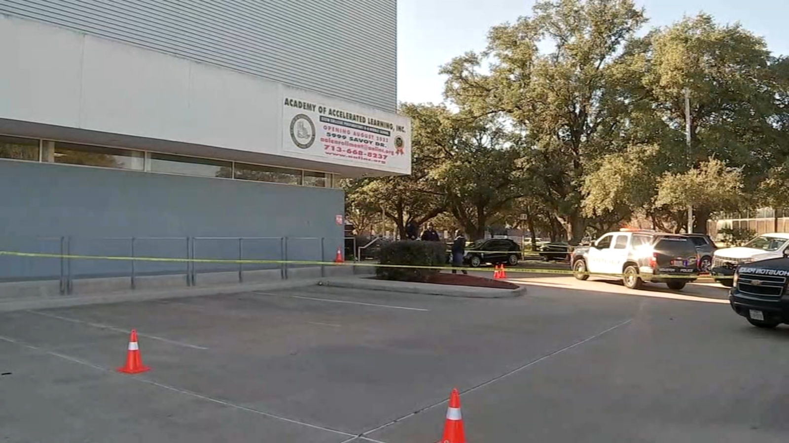 Houston police investigating after man found fatally shot near bushes ...