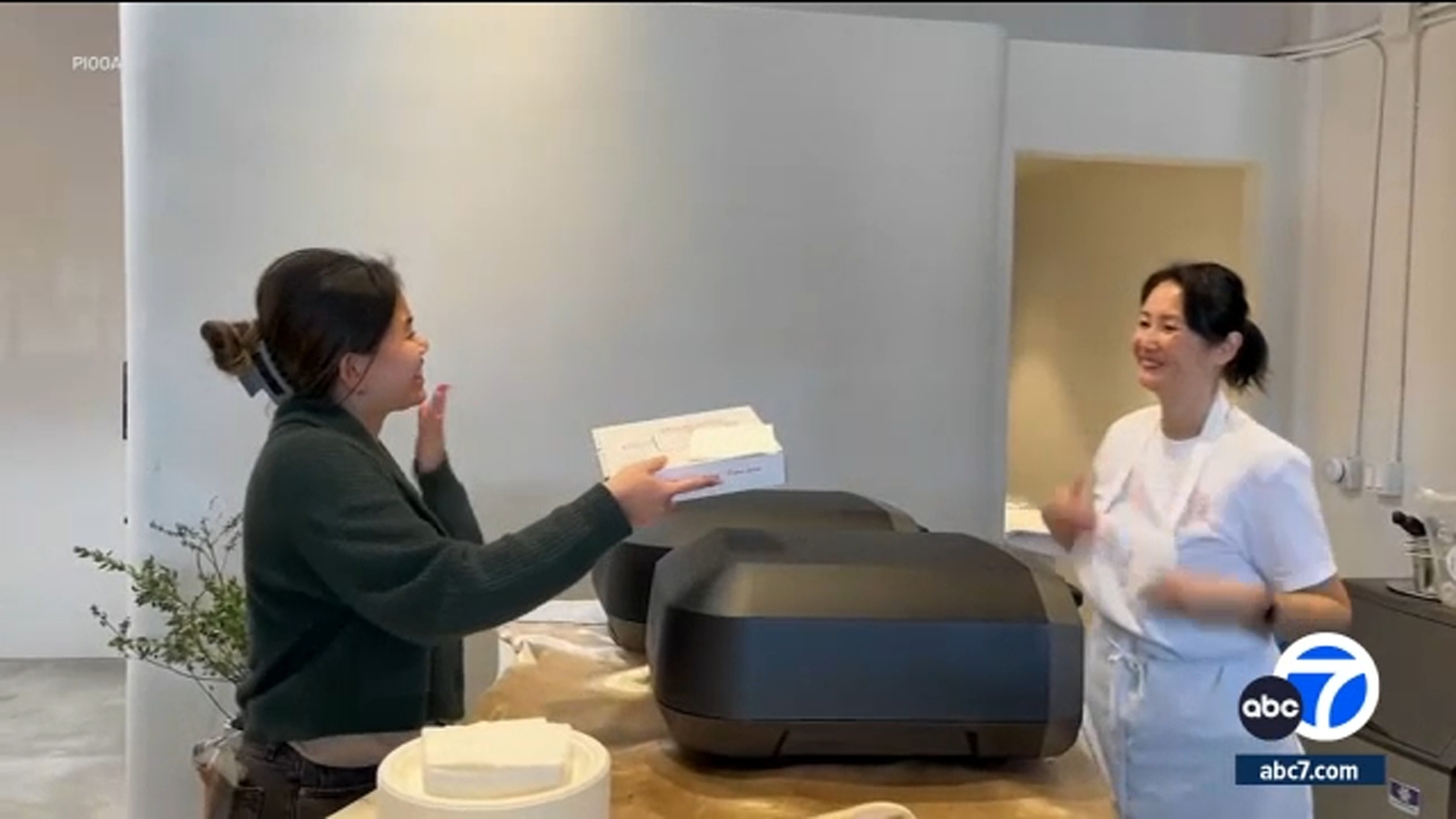 Deaf family opens pizza shop Pi00a, offers opportunities for deaf ...