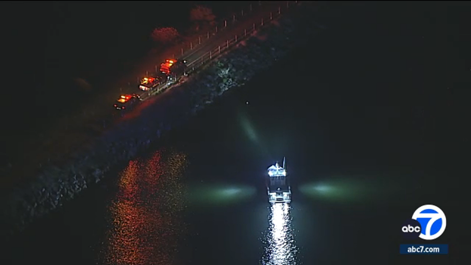 Buen samaritano rescata un conductor que se estrelló en un puente y ...