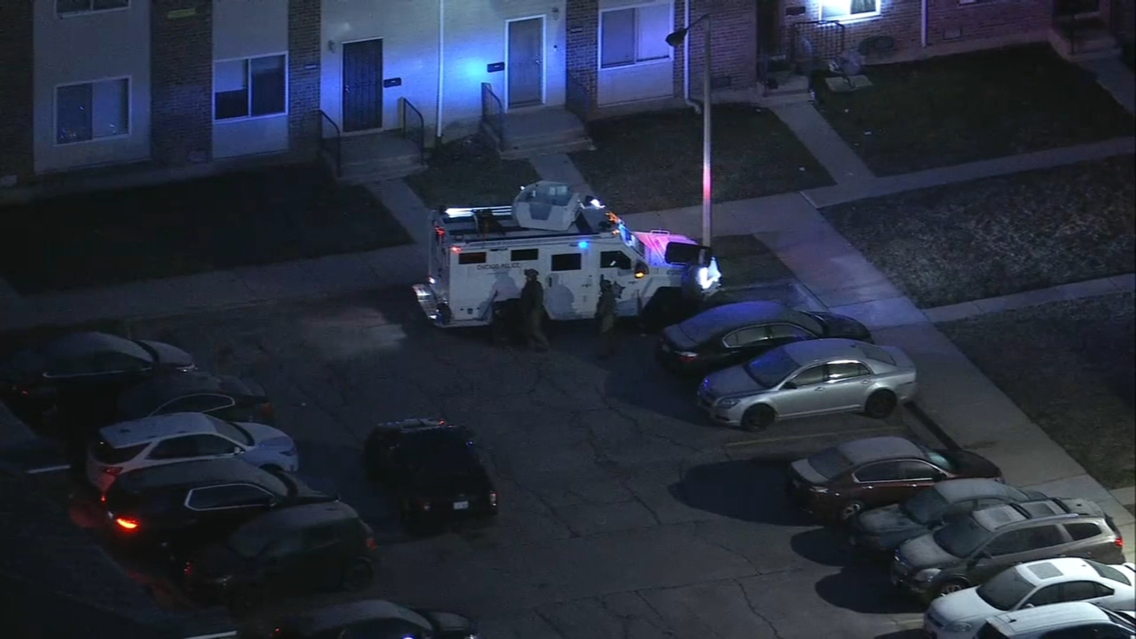 Eden Green SWAT: 1 in custody after Chicago police respond to man ...