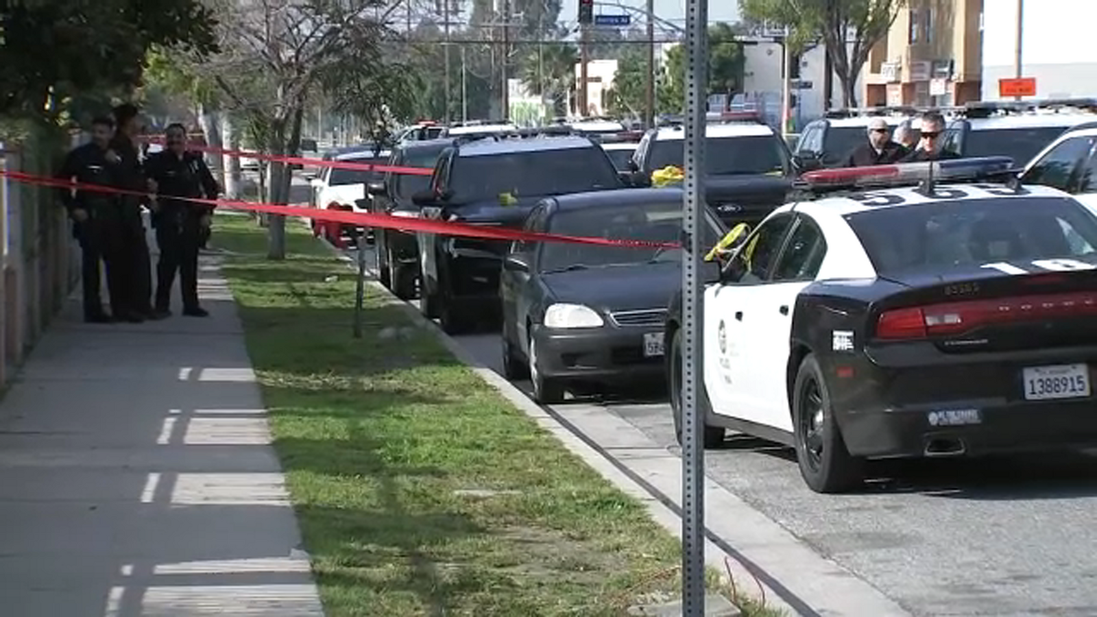 Agentes de LAPD reciben disparos mientras respondían a una llamada por ...