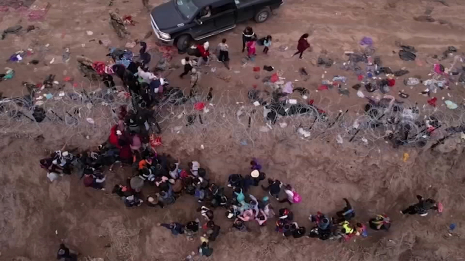 Texas-Mexico border battle: Supreme Court halts Texas law that allows ...