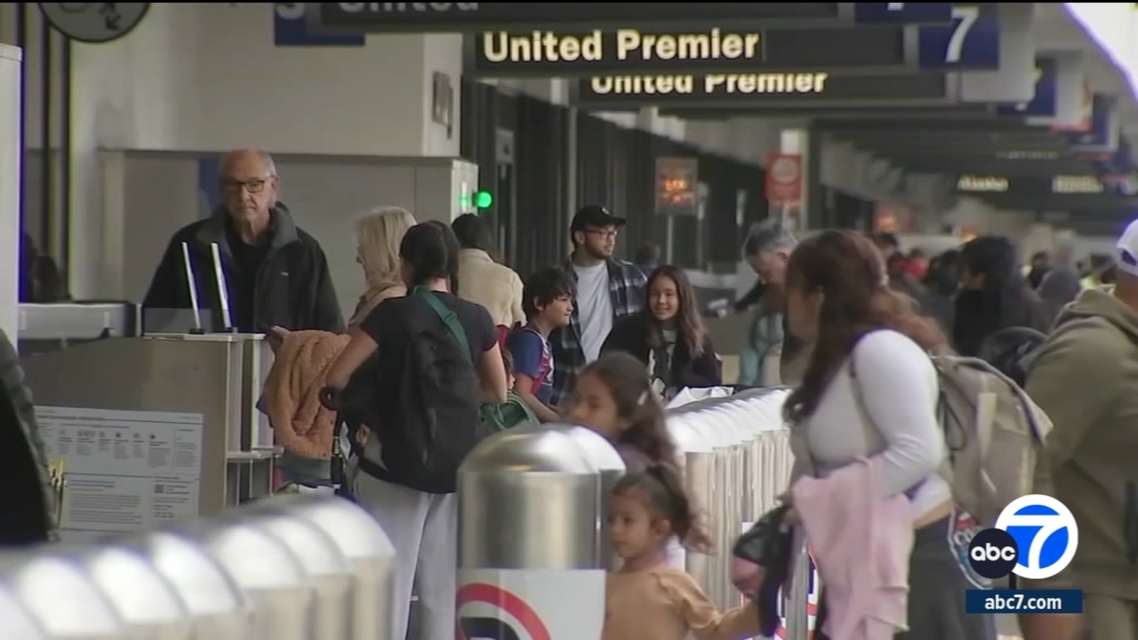 Spring break travelers pack LAX during busy season - ABC7 Los Angeles
