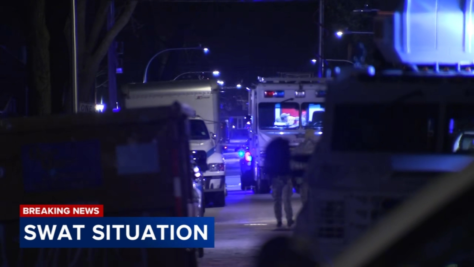 Chicago crime: SWAT respond to man barricaded, possibly with gun, in ...