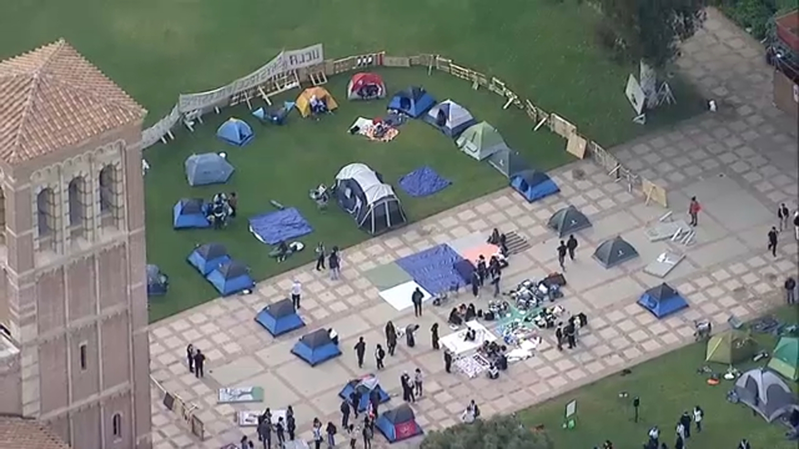 Manifestantes propalestinos instalan un campamento en el campus de UCLA ...
