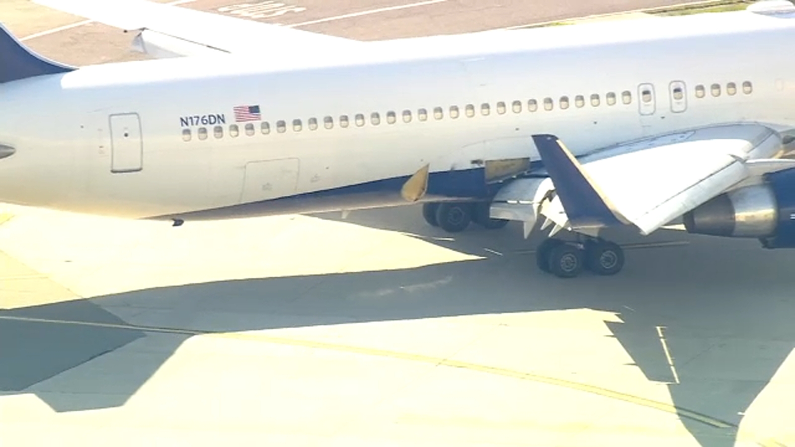 Delta Airlines Flight 520: Slide that came off plane after takeoff from ...