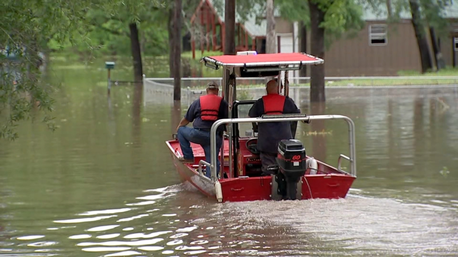 Texas flooding: Trinity Co. crews help Deer Run neighbors escape by ...