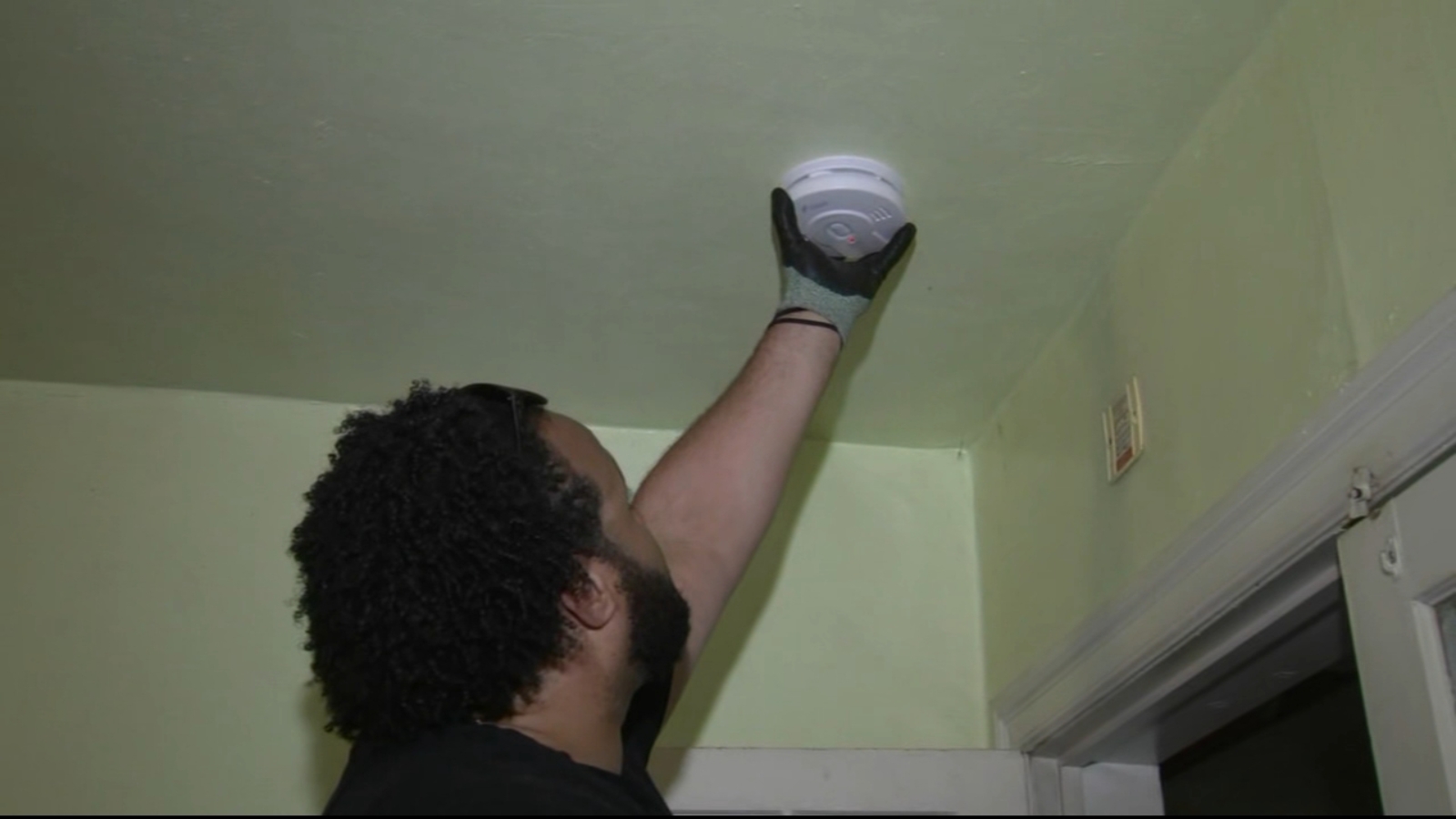 Volunteers with the American Red Cross and Philadelphia Fire Dept. give ...