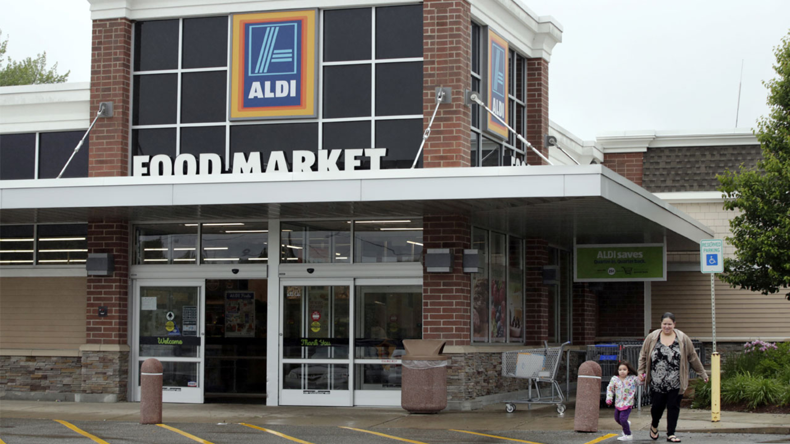 Aldi lowering prices on 250 grocery store items to help shoppers save ...