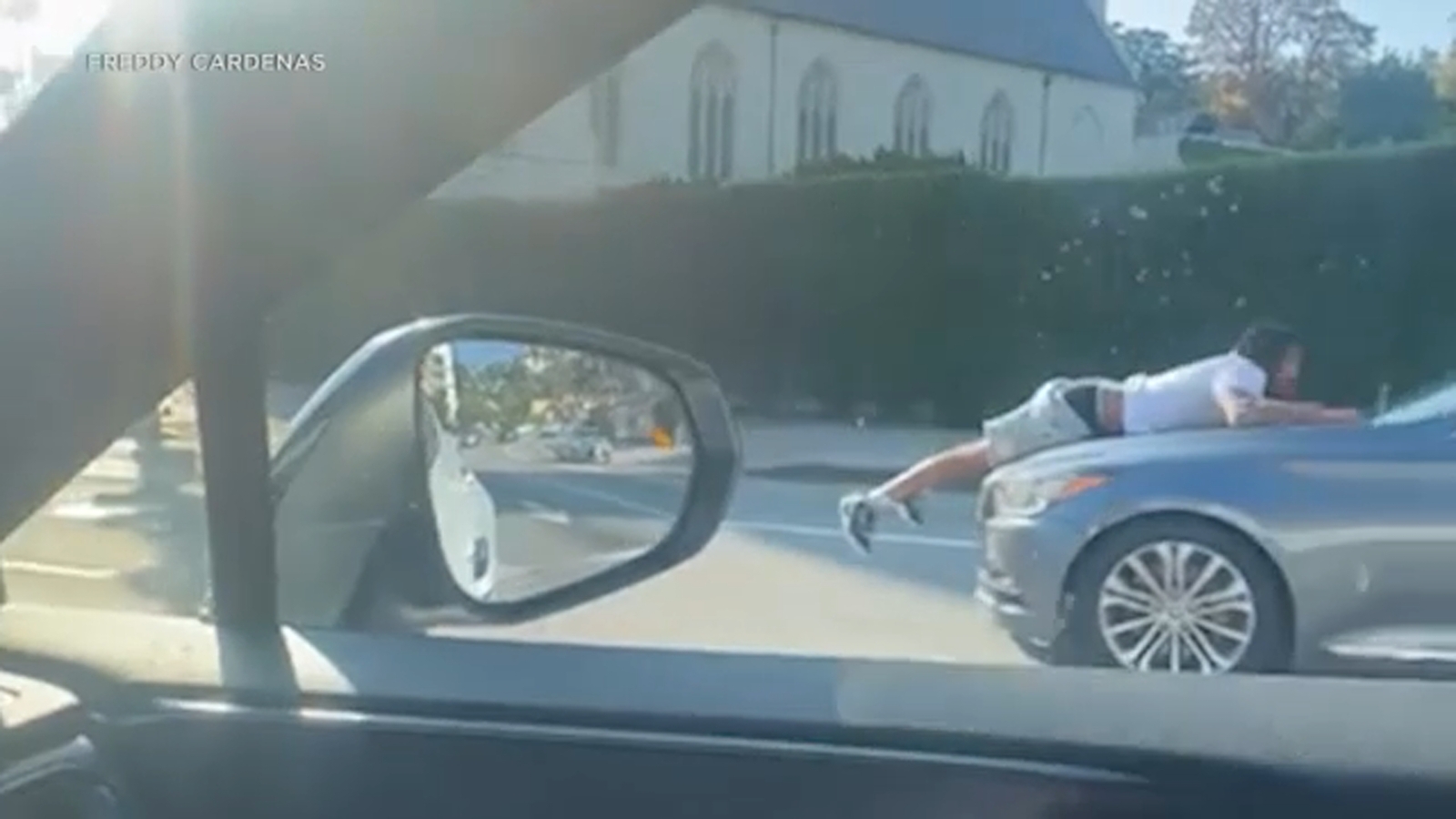 Extraño video muestra a hombre aferrado al capó de un auto en ...