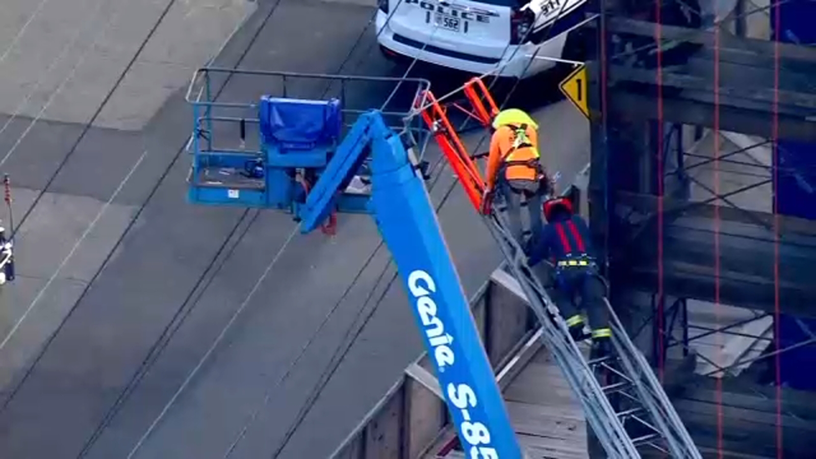 Emergency crews rescue worker in cherry picker trapped in power lines ... Emergency crews rescue worker in cherry picker trapped in power lines ...
