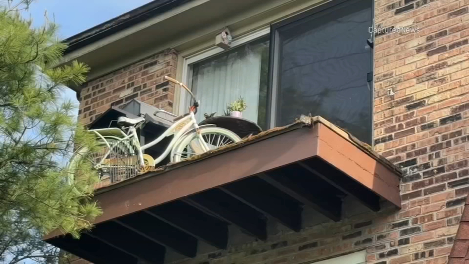 2 men seriously injured after falling from balcony in Chicago Ridge ...