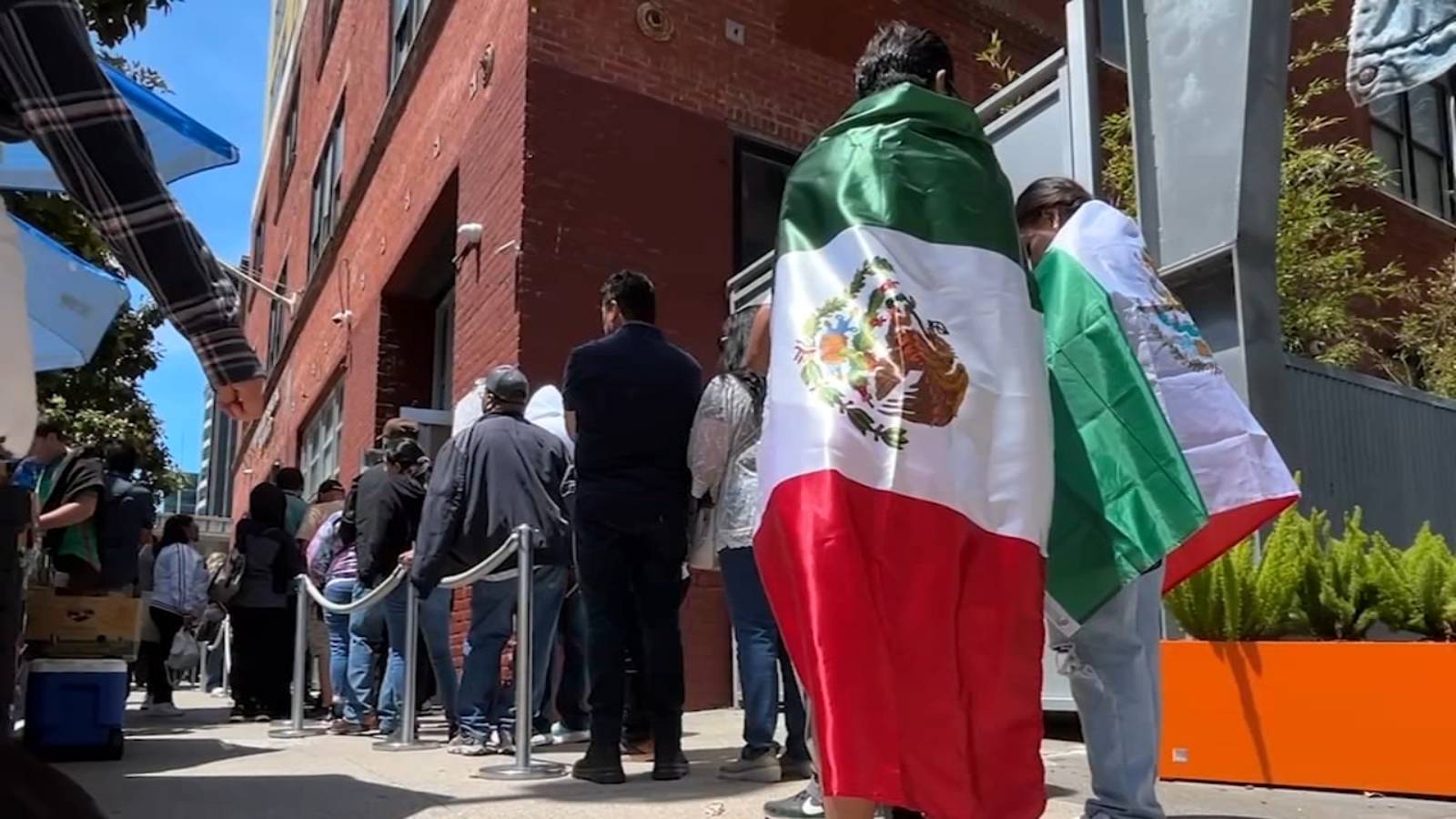 Mexico Presidential Election: Hundreds of Mexican citizens wait hours ...