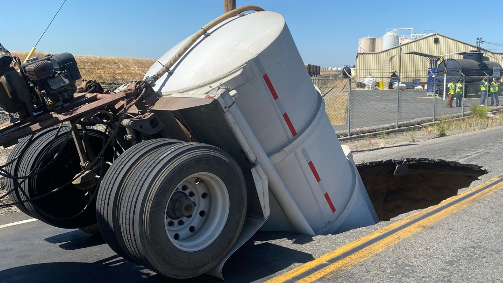 Large sinkhole opens near reported sewer line failure in Madera ...