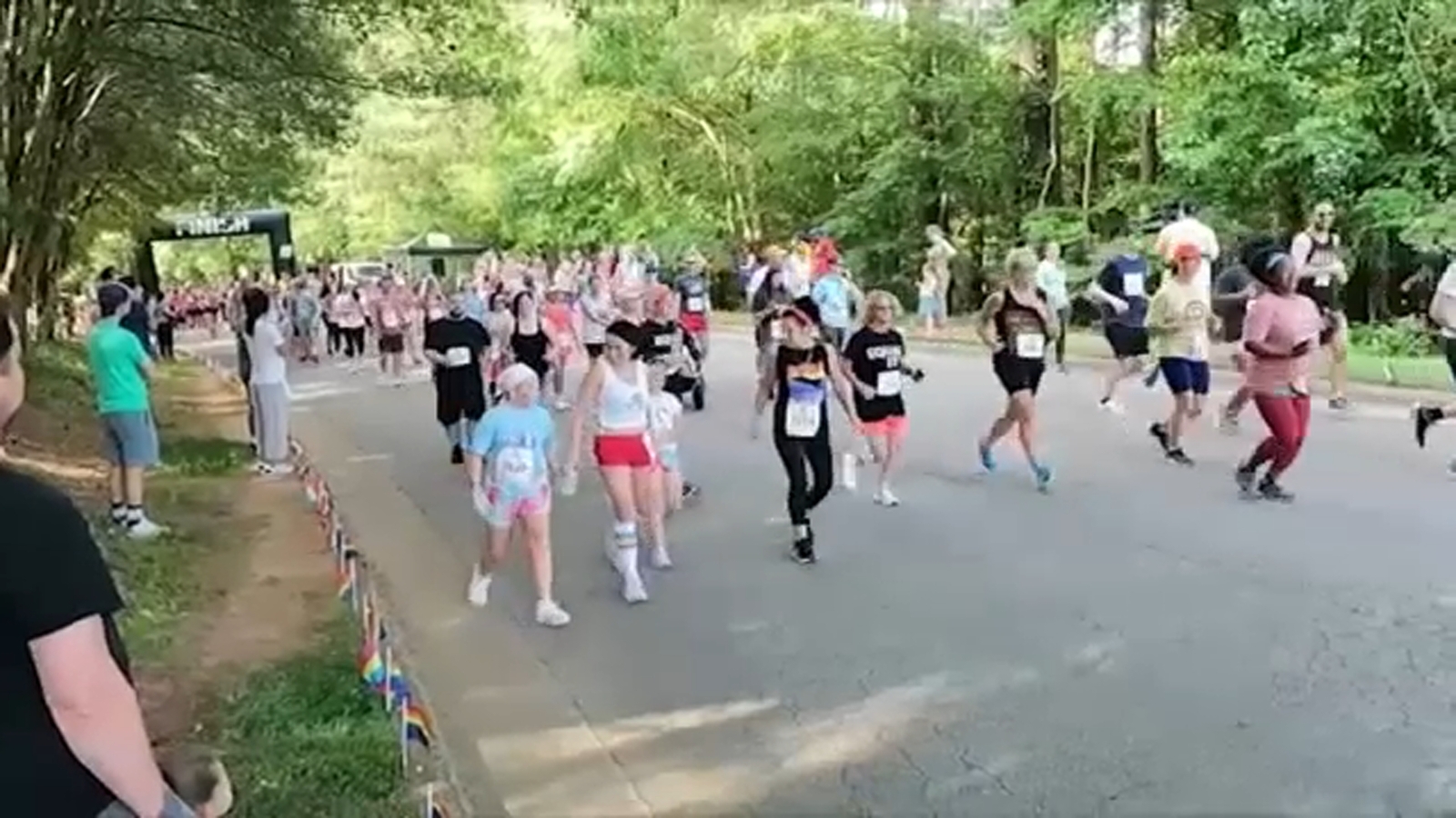 Fellow runners save man's life by performing CPR after he collapsed at ...