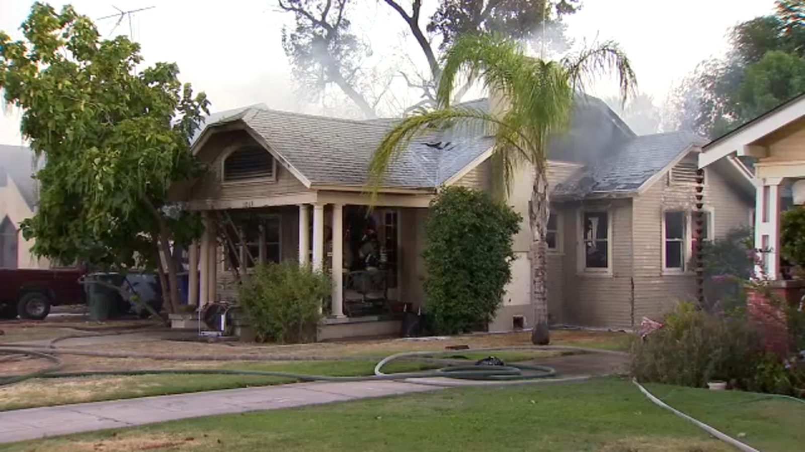 1 house destroyed following large fire in Central Fresno - ABC30 Fresno
