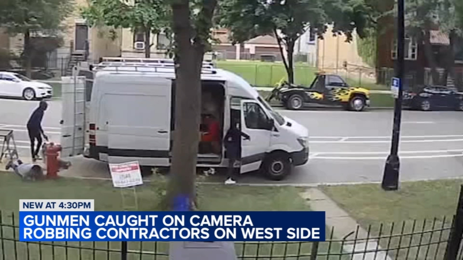 Chicago armed robbery video: Contractors robbed at gunpoint in broad ...