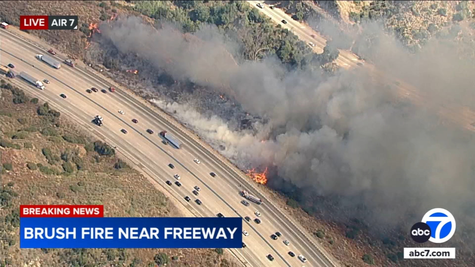 Rápido incendio de matorrales se desata a lo largo de la autopista 210 ...