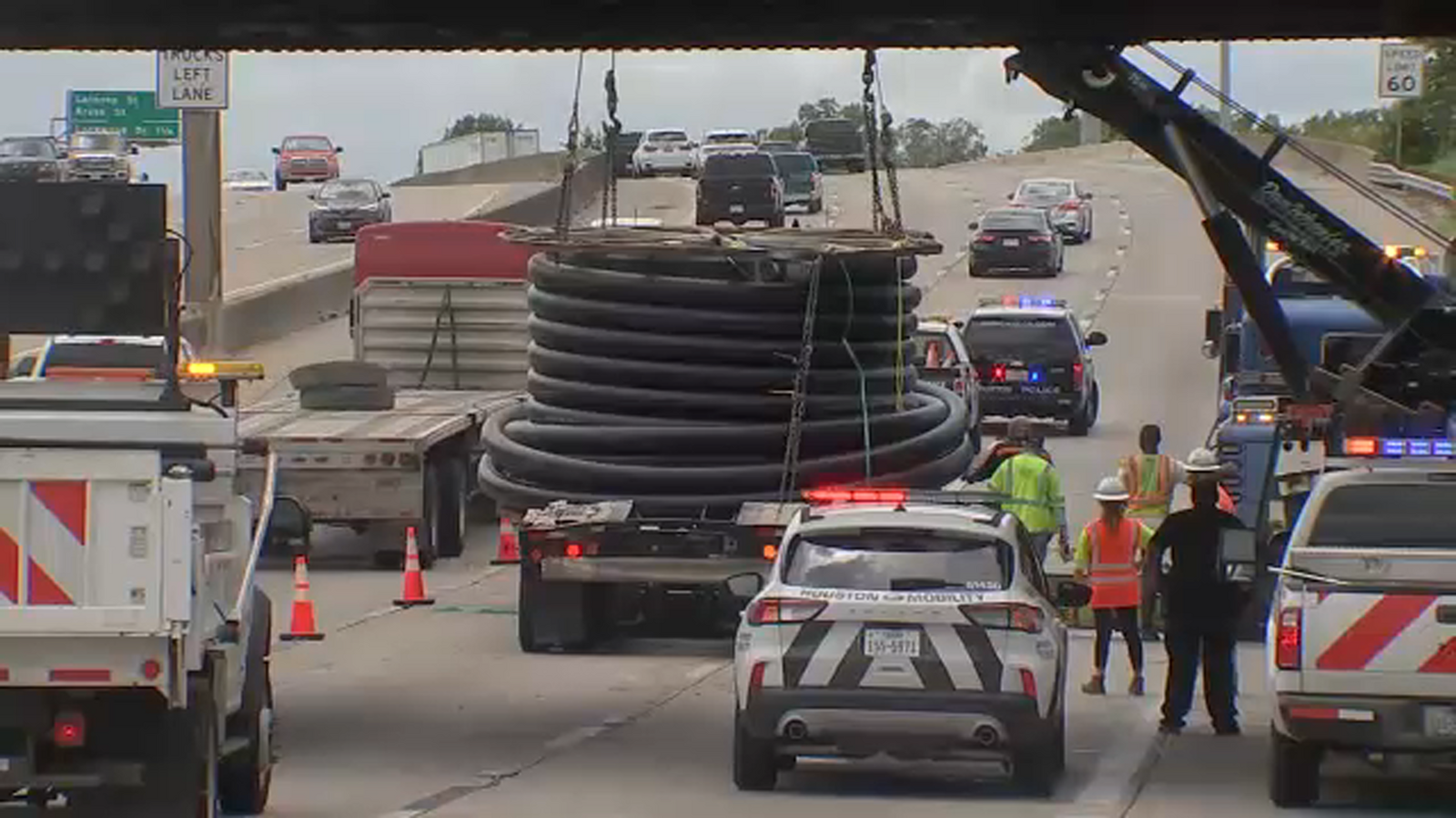 Crews clear 2 lost spools that blocked traffic on I-10 East Freeway ...