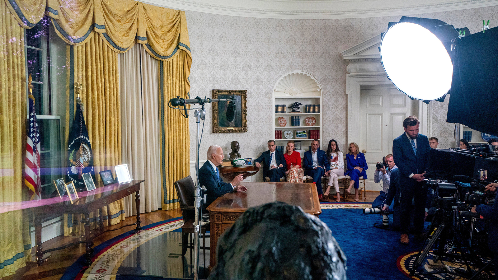 White House staff, family in Oval Office give president ovation after ...