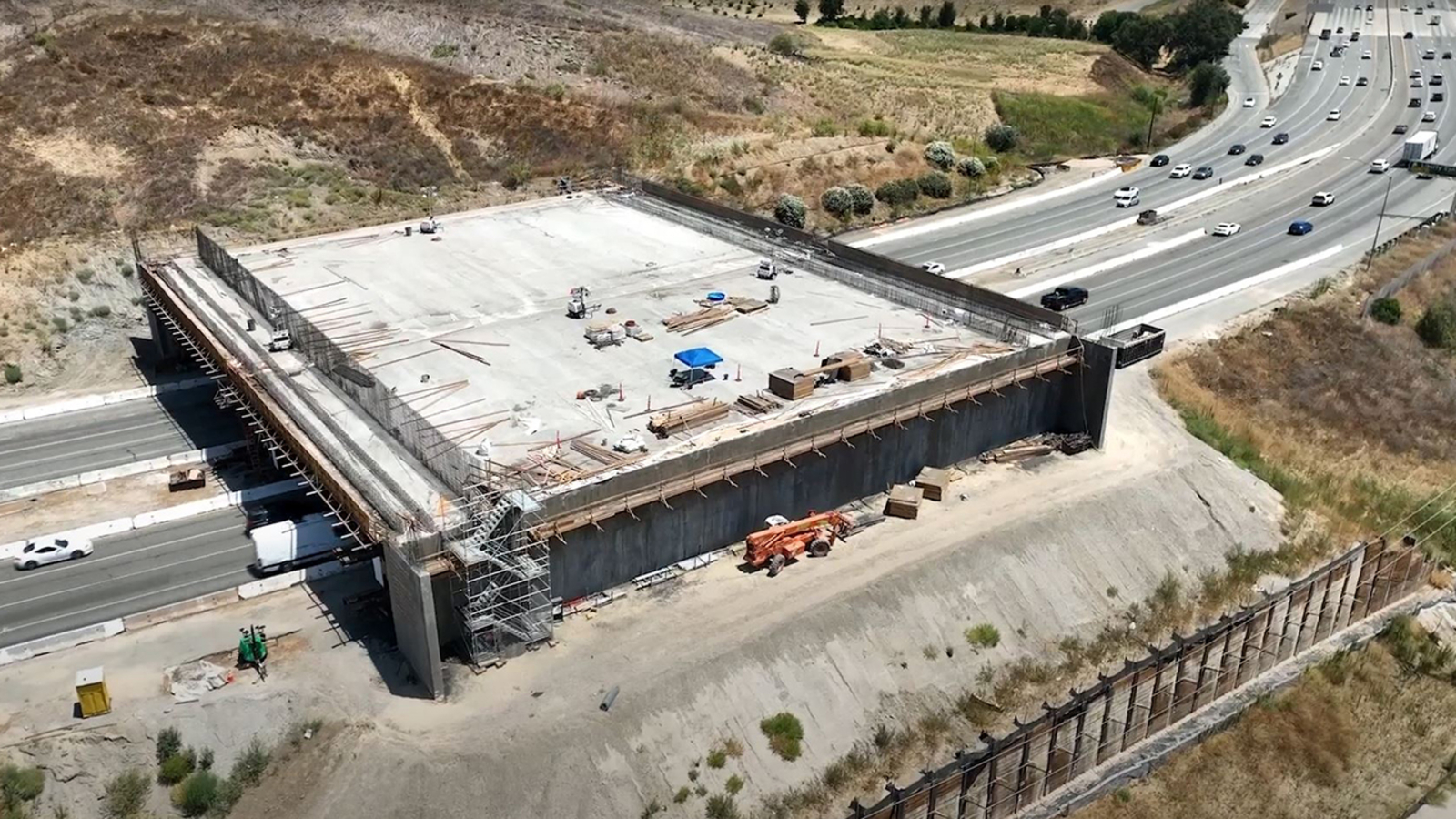 Agoura Hills wildlife crossing over 101 Freeway takes shape with ...
