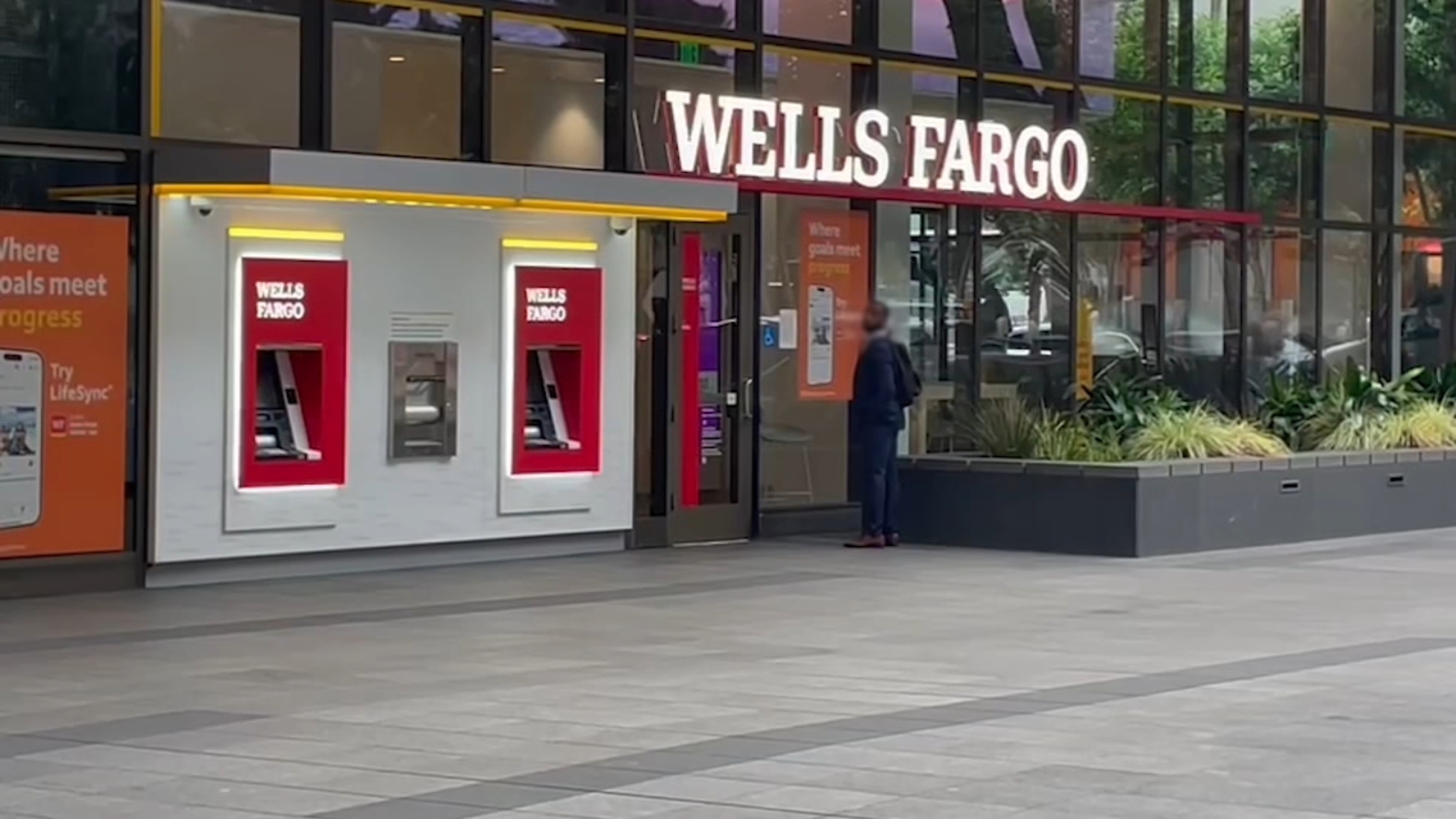 San Francisco Wells Fargo's employee security procedure stirring controversy - ABC7 San Francisco