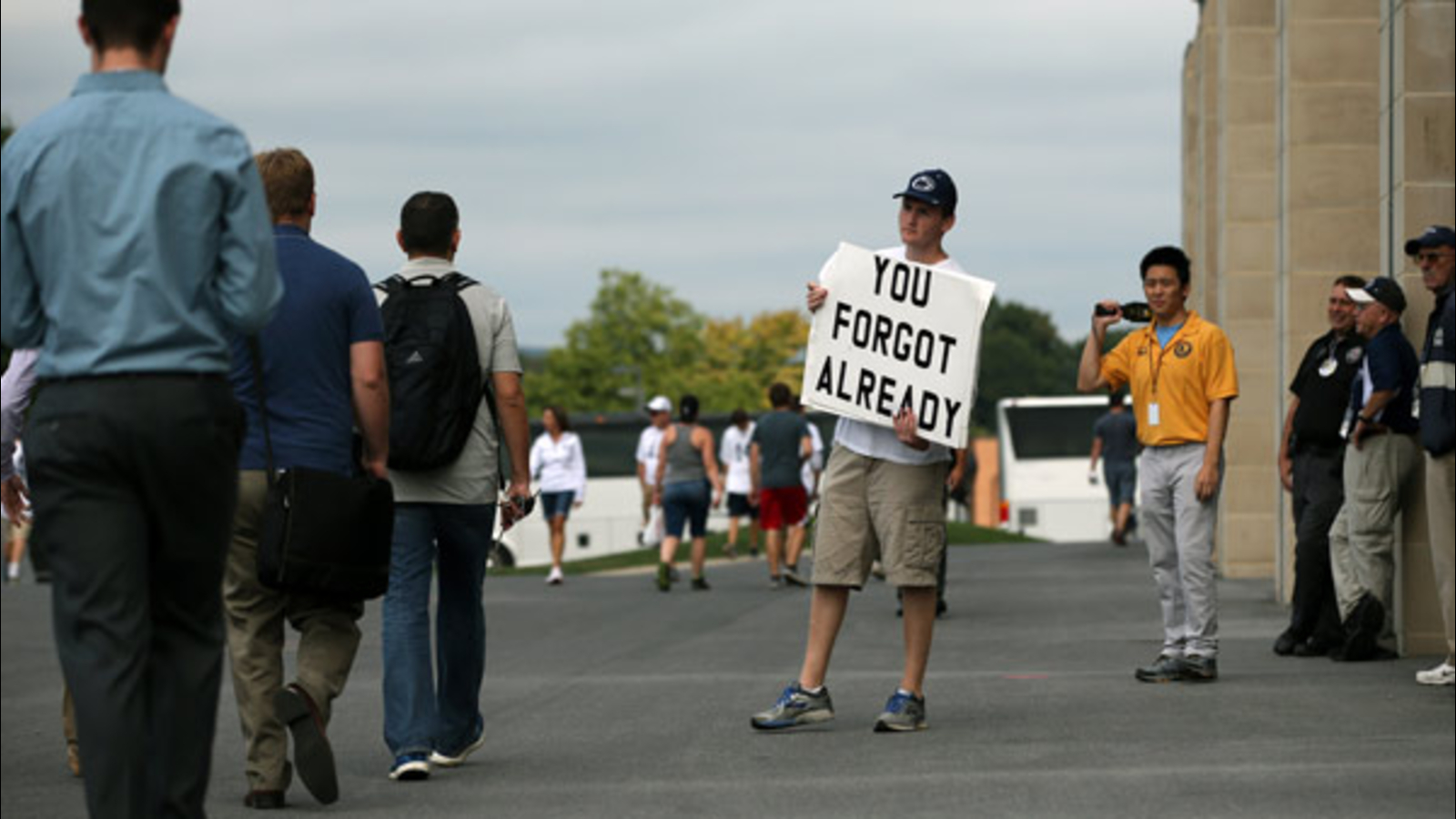 Penn State fans cheer, protesters turn backs during Paterno tribute ...