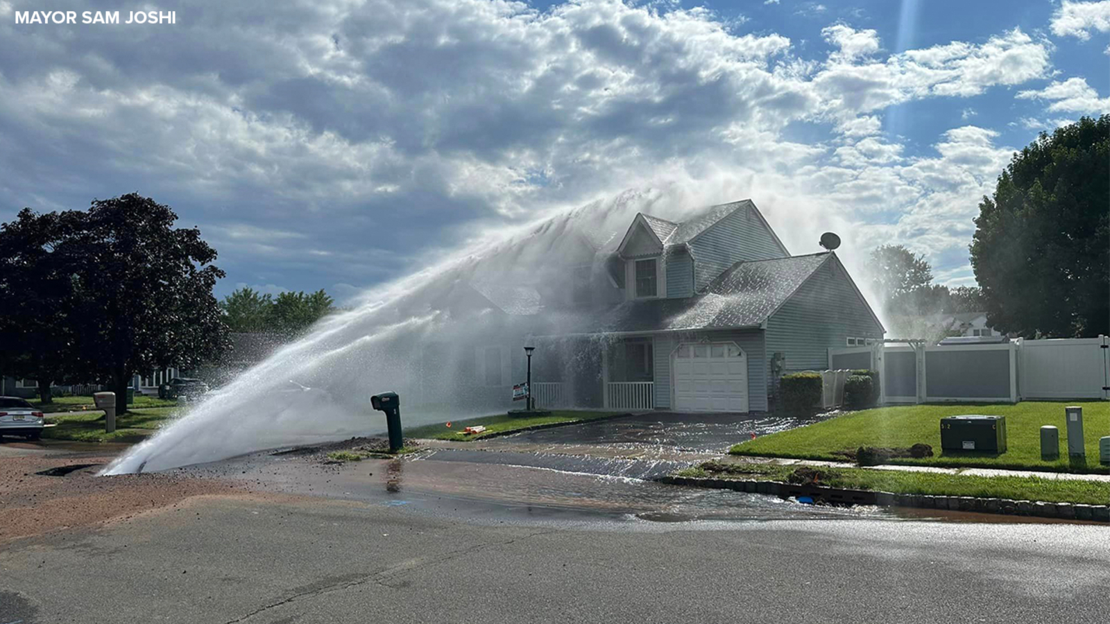 Geyser douses house after 30 inch water main break in Edison, New ...