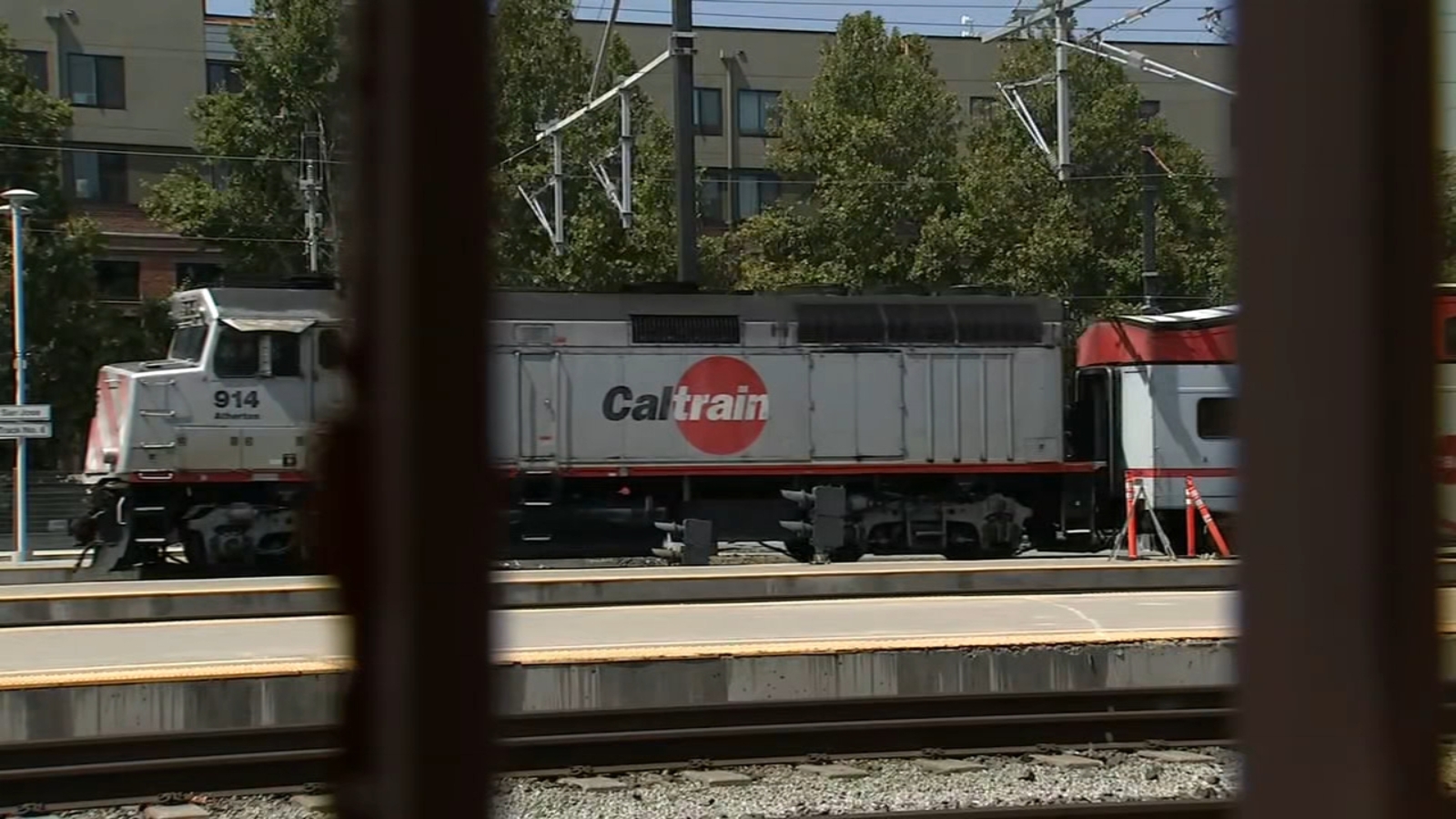 Caltrain selling 40-year-old diesel locomotive as transit agency's gas ...