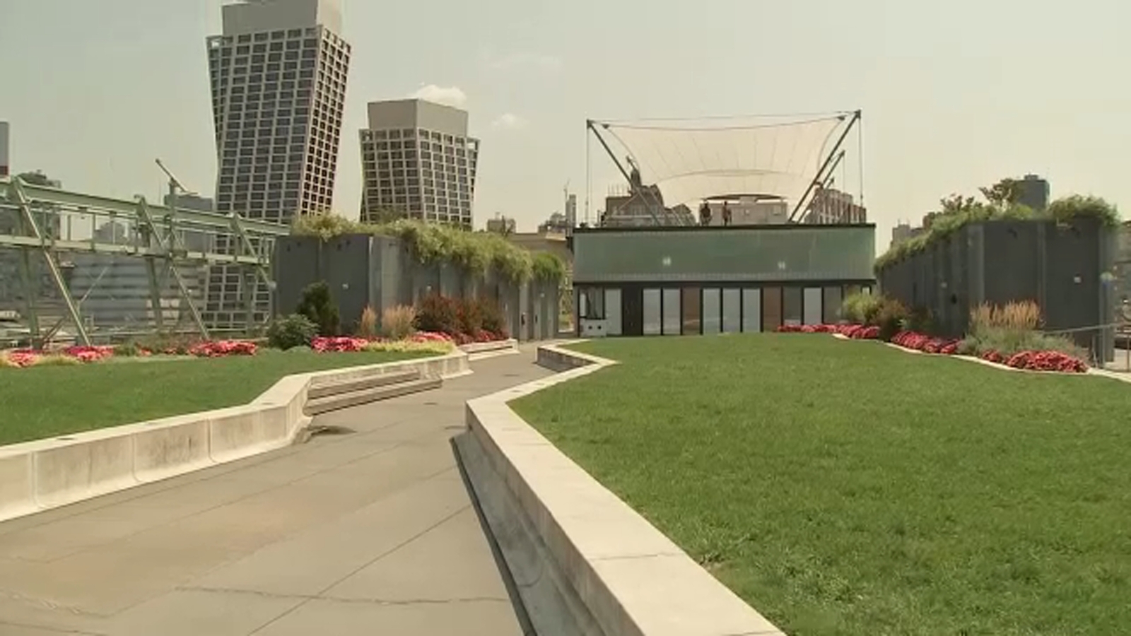Green space on roof of Pier 57 in Manhattan helps combat urban heat ...