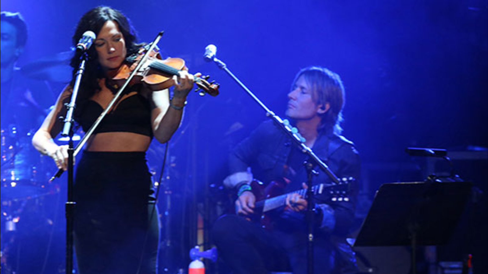 Country singer's Amanda Shires' van burglarized while performing in ...