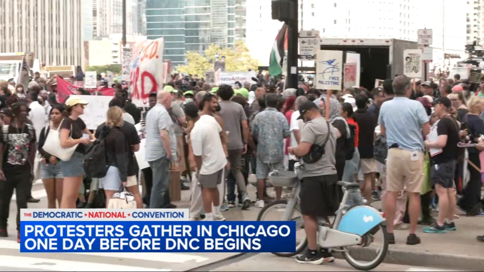 Protesters gather in the Loop for downtown march on eve of DNC - ABC7 ...