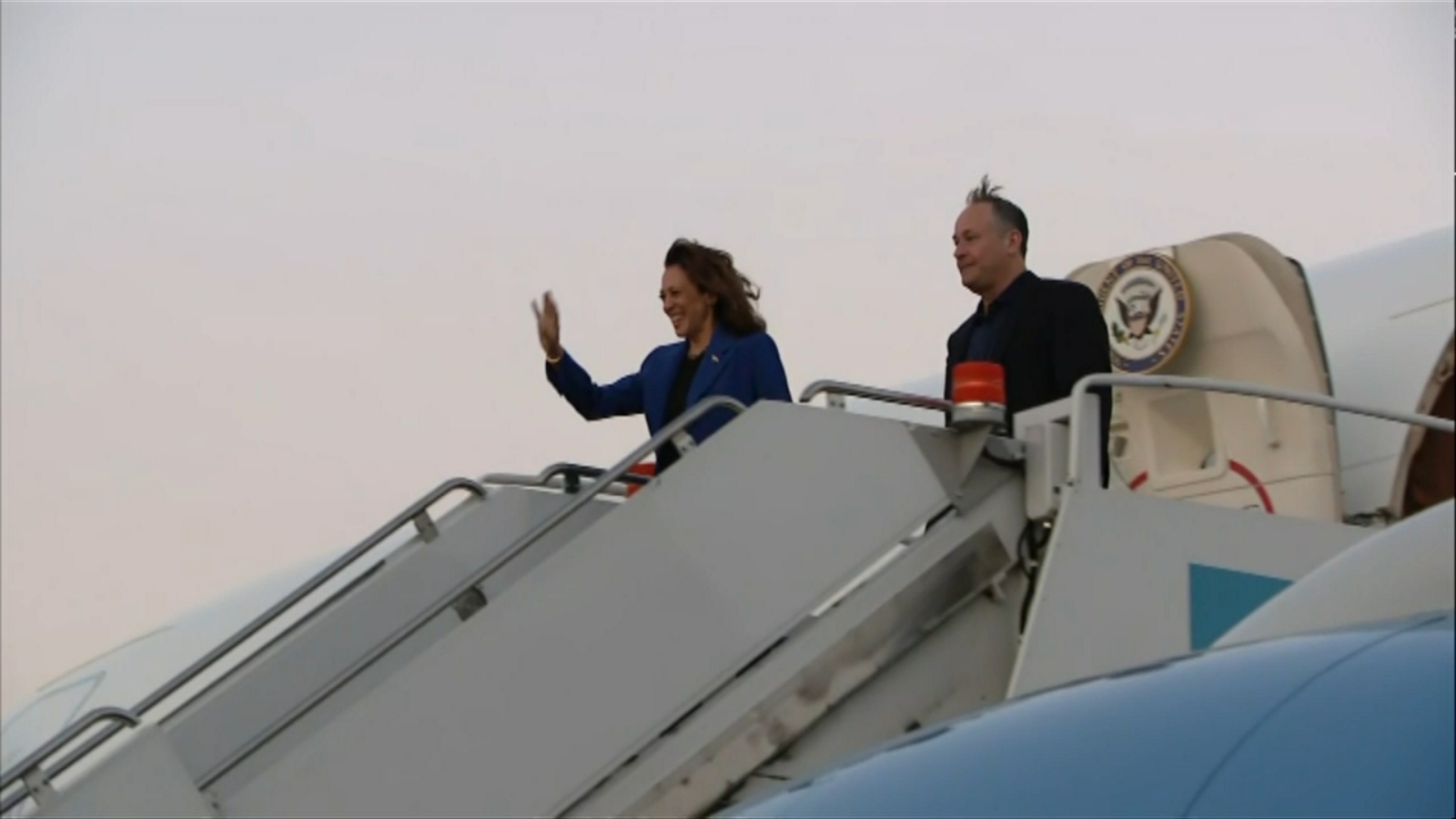 Kamala Harris arrives in Chicago - ABC7 Chicago