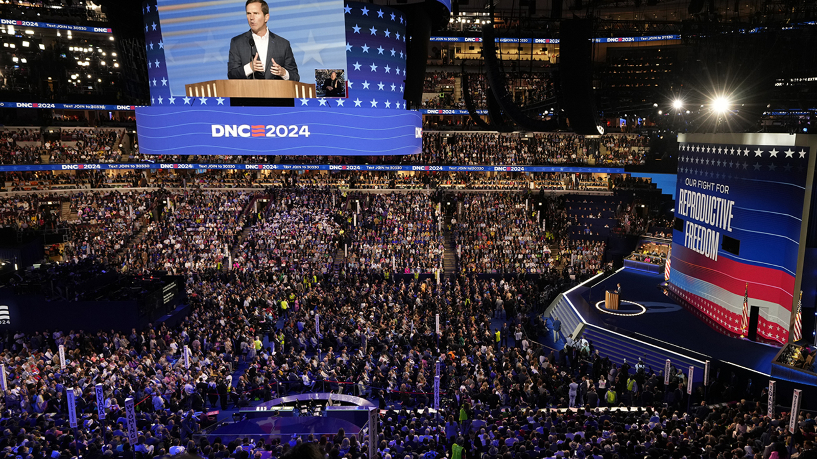 United Center packed on first night of DNC - ABC7 Chicago